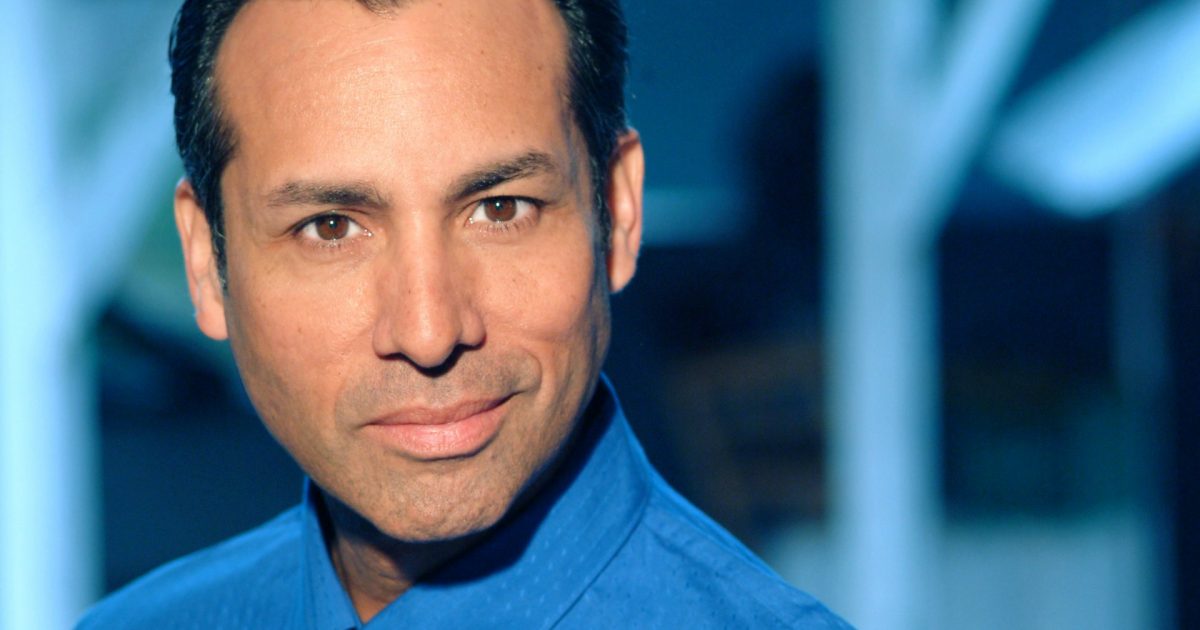 Daniel Guzman : Headshots : Blue shirt business